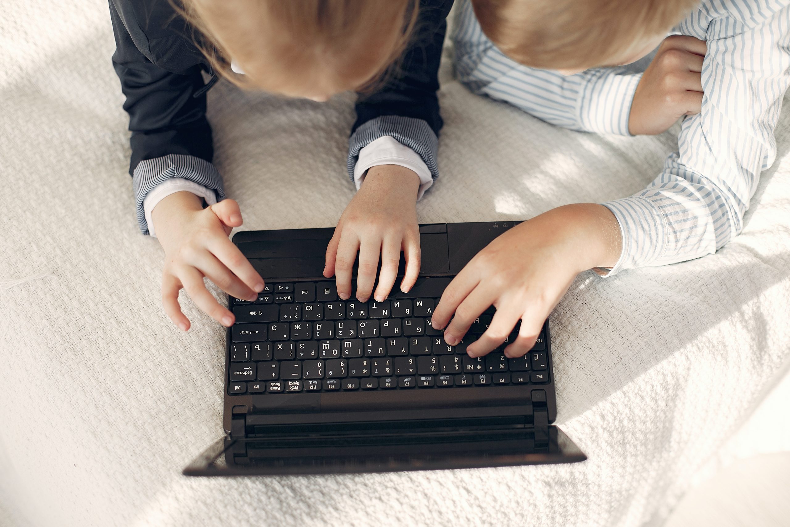 How Online Reading Tutorials Benefit Kids in Times of Crises